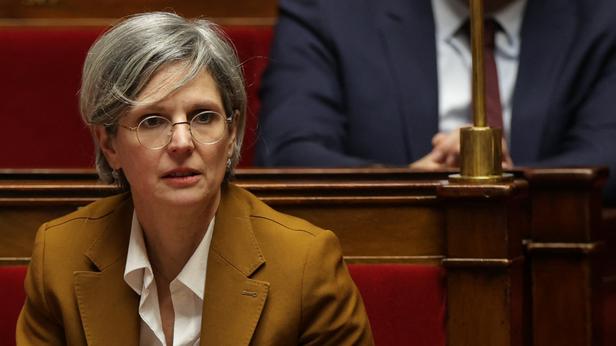 «Tout est flou, rien ne va» : Sandrine Rousseau étrille la gestion de l’affaire Bayou par Marine ...