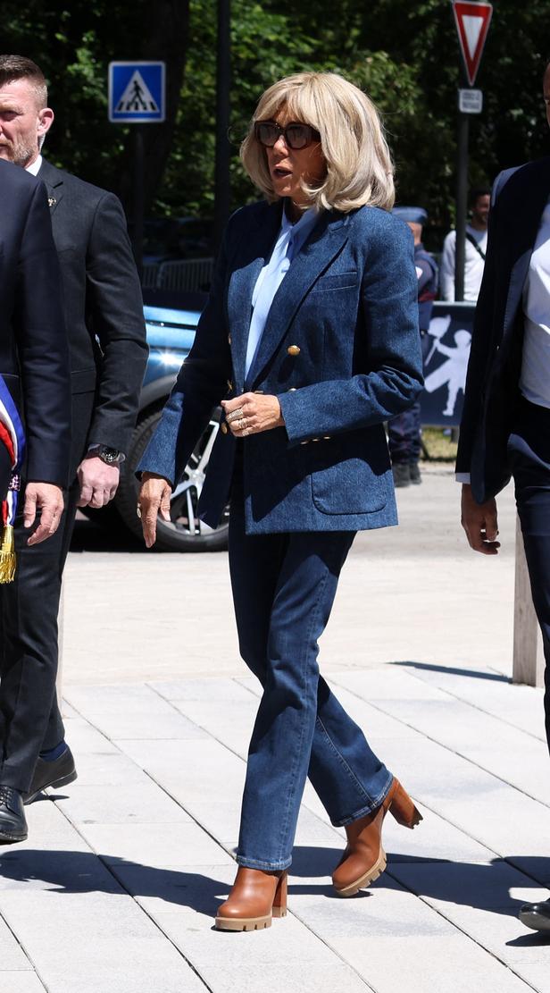PHOTOS - Brigitte Macron en jean et baskets : ses plus beaux looks ...