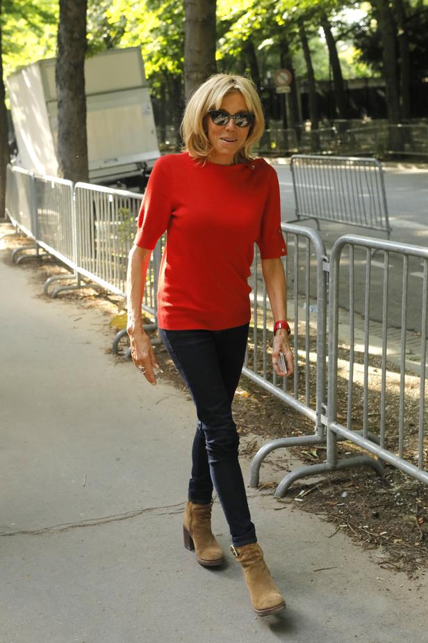 PHOTOS - Brigitte Macron en jean et baskets : ses plus beaux looks ...