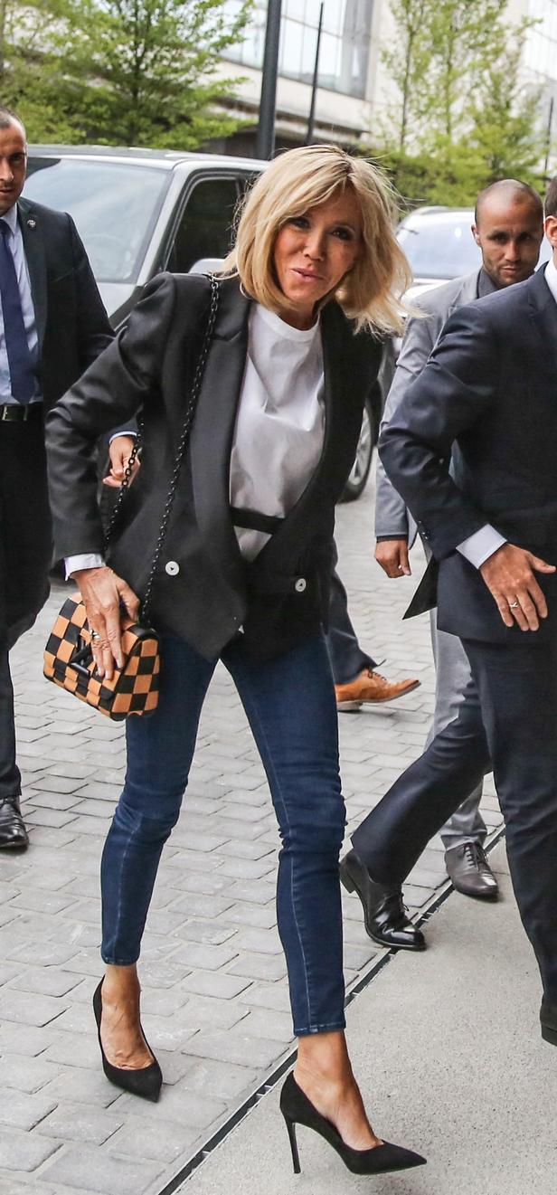 PHOTOS - Brigitte Macron en jean et baskets : ses plus beaux looks ...