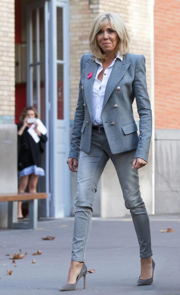PHOTOS - Brigitte Macron en jean et baskets : ses plus beaux looks ...