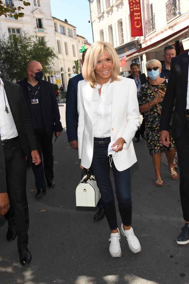 PHOTOS - Brigitte Macron en jean et baskets : ses plus beaux looks ...