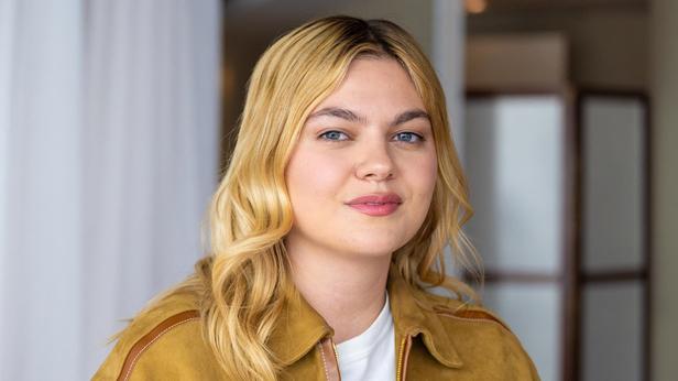 Louane : dans un sublime maillot de bain bijou, elle dévoile ses ...