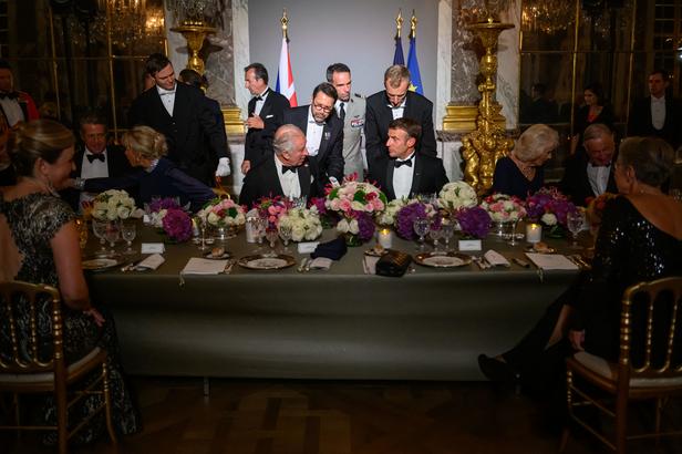 PHOTOS - Brigitte et Emmanuel Macron à la table des têtes couronnées ...