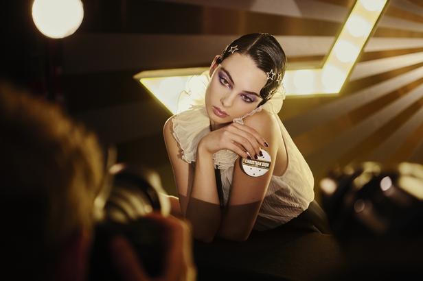 Les coulisses de la campagne Dior beauté de Noël 2025 avec Deva Cassel ...