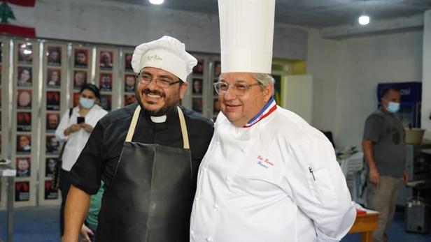Liban : un prêtre et un chef français cuisinent pour les plus pauvres