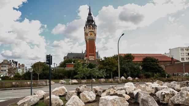 La mairie de Calais a recours à des rochers pour éviter l'installation ...