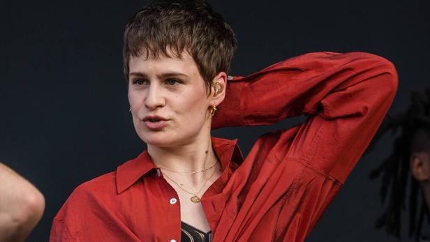 Pourquoi l'appeler «Redcar» ? Christine and the Queens explique sa ...