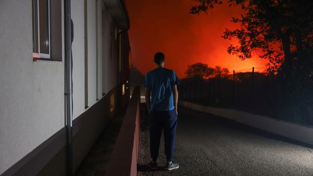 Incendies en Grèce : un quartier d’Athènes évacué, vingt morts en deux jours