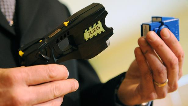 Le Taser, une arme électrique «non létale» et pourtant très réglementée