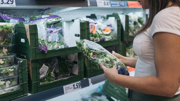 Les salades en sachet «trop contaminées par les pesticides», alerte 60 ...