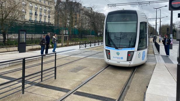 Paris : la ligne de tramway T3B entre la Porte d'Asnières et la Porte ...