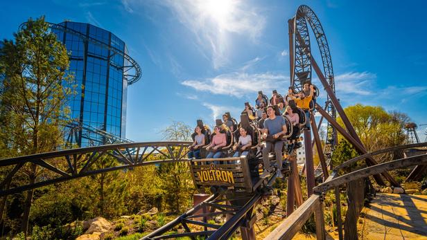 Europa-Park : on a testé la nouvelle renversante montagne russe ...