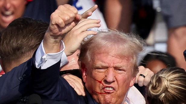 Poing levé, visage en sang : les images historiques de la tentative d’assassinat contre Donald Trump