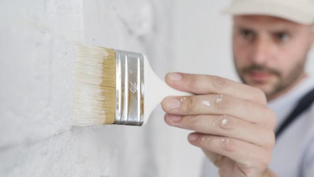 Comment peindre un mur en parpaings