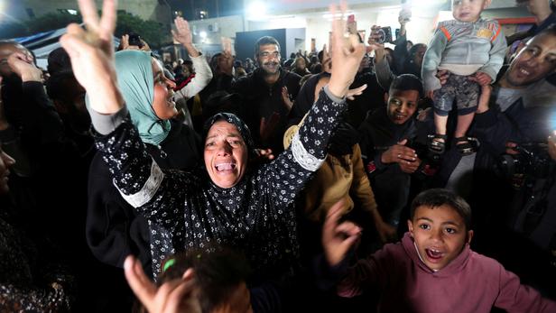 Accord de cessez-le-feu à Gaza : les images de joie de milliers de Palestiniens, les Israéliens ...