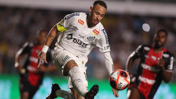 Foot : anniversaire, numéro 10, match nul... comment Neymar a célébré son retour avec Santos
