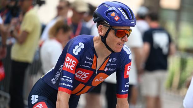 Cyclisme : retraité du peloton, Romain Bardet s’illustre maintenant en ...