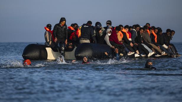 Migrants : les deux Britanniques arrêtés dimanche pour provocation à la ...