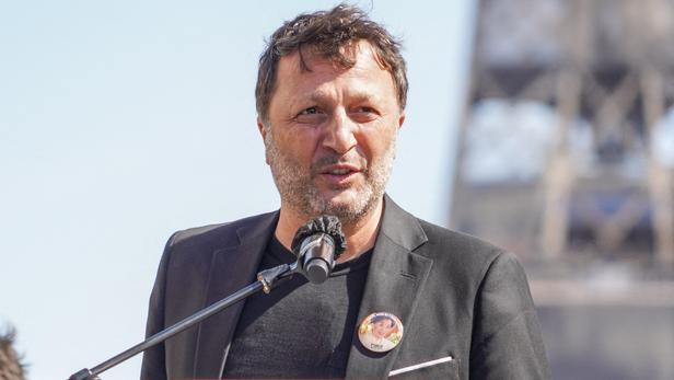 «Au regard des évolutions récentes» : l’animateur Arthur retarde la ...