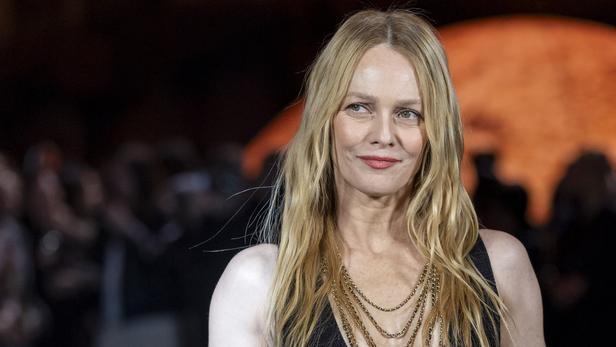 Ni sleek, ni banane... Vanessa Paradis dévoile le chignon le plus ...