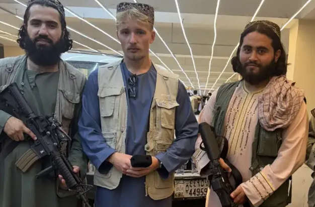 «Ici c’est full auto, Ben Laden» : accueilli chez les talibans en ...