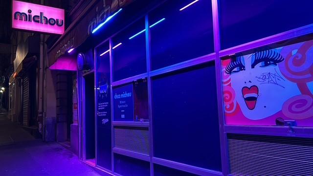 On a testé une soirée Chez Michou transformé en comedy club par Gad Elmaleh