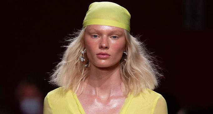 Gloss, extra thin eyebrows, pop colors... The unexpected return of ...