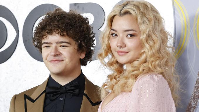 Dustin de Stranger Things a 19 ans, et pose avec sa petite amie sur le ...