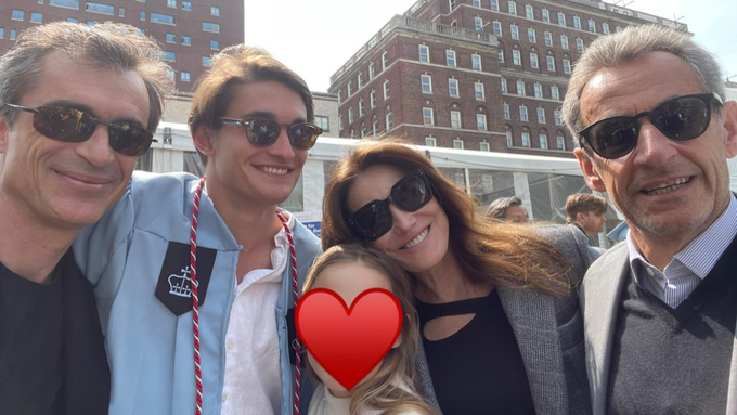 Famille recomposée : Carla Bruni pose entre son ex, Raphaël Enthoven ...