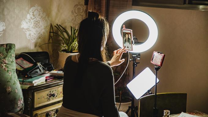 Influenceurs, arnaques et transparence : cette nouvelle loi qui va ...