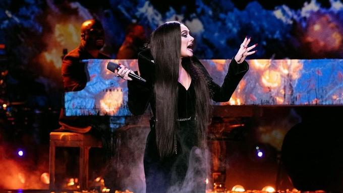 Déguisée en Morticia Addams, Adele tombe dans les bras de son ...