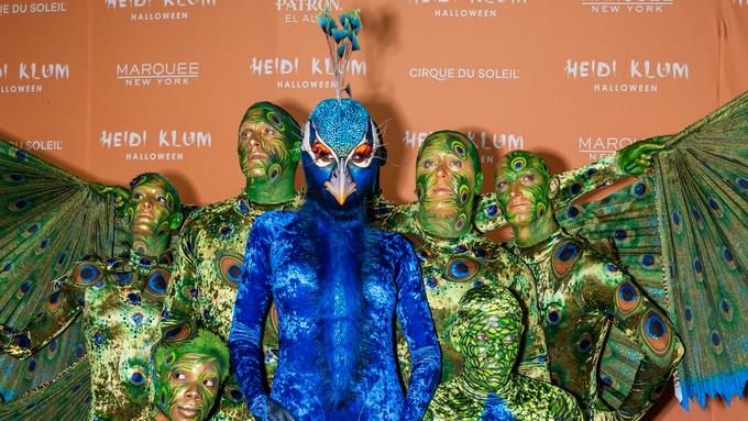 Tête de paon et traîne humaine : Heidi Klum fait appel au Cirque du ...
