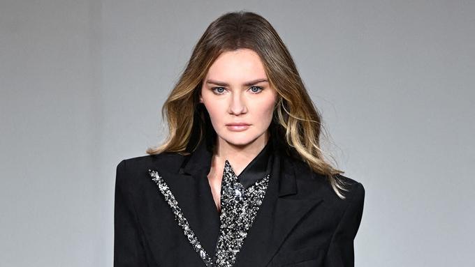 L'arnaqueuse Anna Delvey défile à la Fashion Week de New York avec son ...