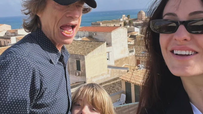 Mick Jagger partage une rare photo de son fils Deveraux, qui vient de ...