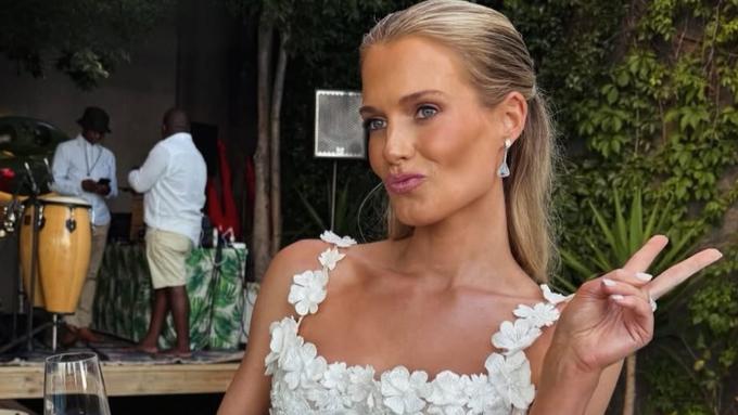 La nièce de la princesse Diana célèbre ses fiançailles dans une robe en ...