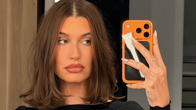 Comment adopter la Brown Pencil Theory d’Hailey Bieber