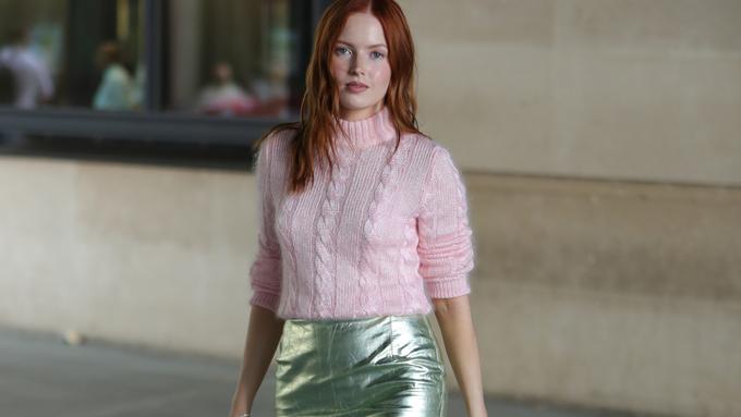 Ellie Bamber, une Kate Moss plus vraie que nature dans les rues de Londres