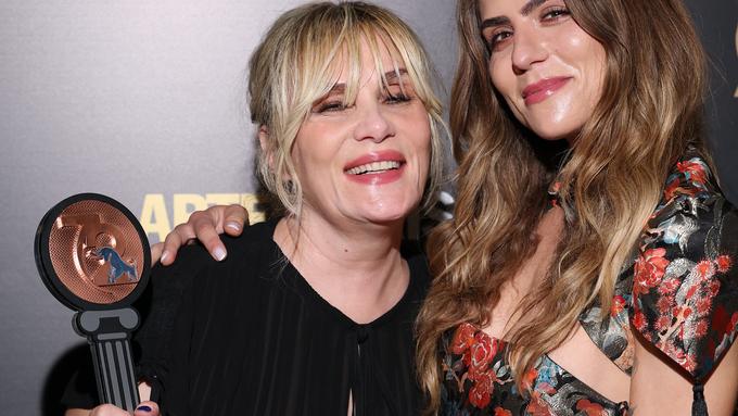 Emmanuelle Seigner et sa fille Morgane Polanski, ensemble sur un tapis ...