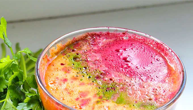 Jus de chou rouge, orange, fruits rouges et estragon