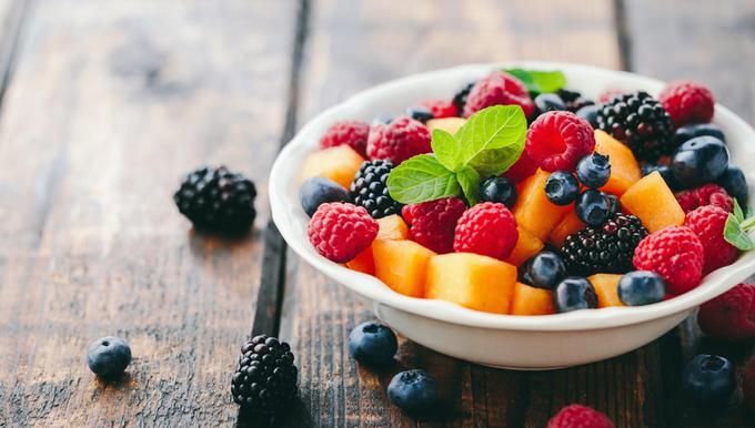 Salade de melon, fruits rouges et sirop de verveine