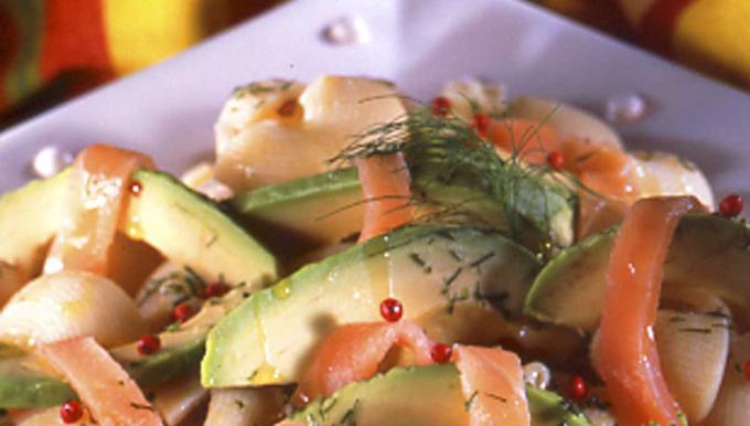 Salade de la mer à l'avocat et au saumon fumé
