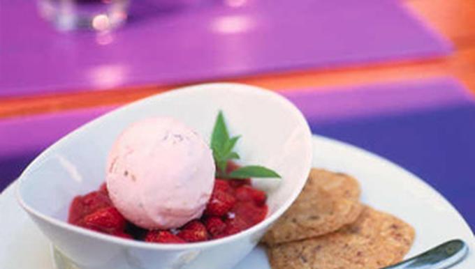 Nage de fraises des bois, glace aux dragées roses