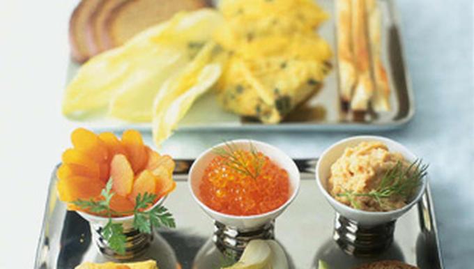 Amuse-bouches aux œufs de saumon, mousse de poissons