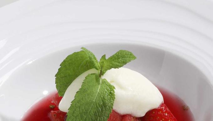 Nage de fruits rouges au cranberry et piment d'Espelette