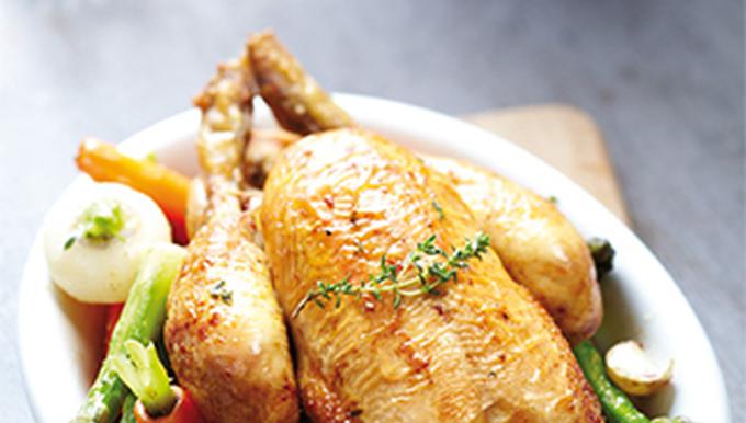 Poulet fermier rôti et légumes nouveaux