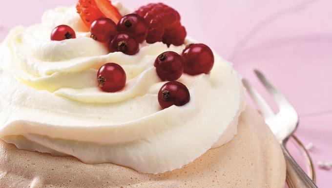 Pavlovas aux fruits rouges et chantilly