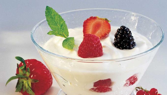 Mousse de fromage blanc aux fruits rouges et amandes
