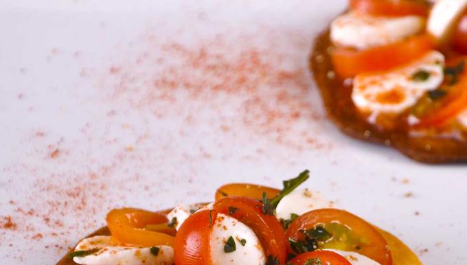 Pizza froide à la mozzarella et au basilic