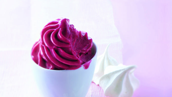 Meringues moelleuses, sorbet aux fruits rouges